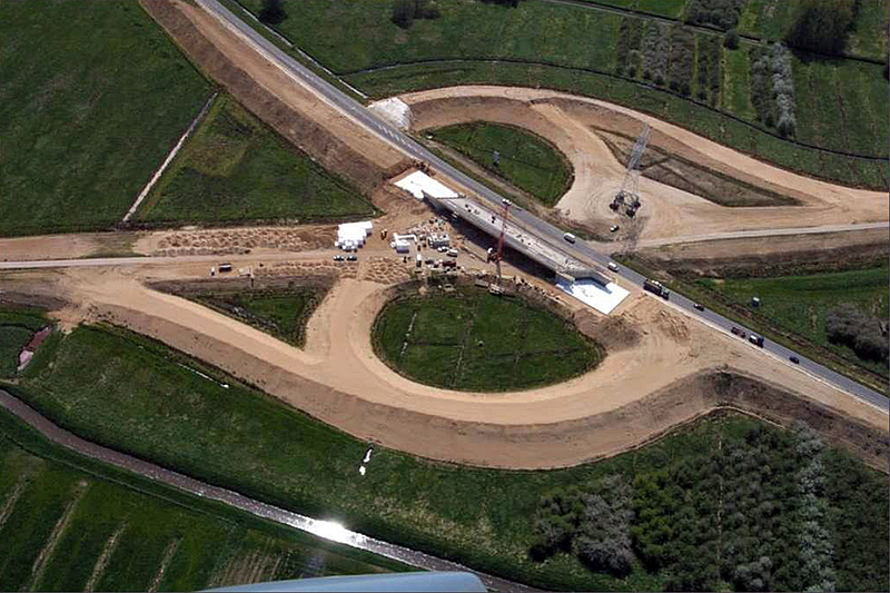 Reinforcement fabric as dam base reinforcement