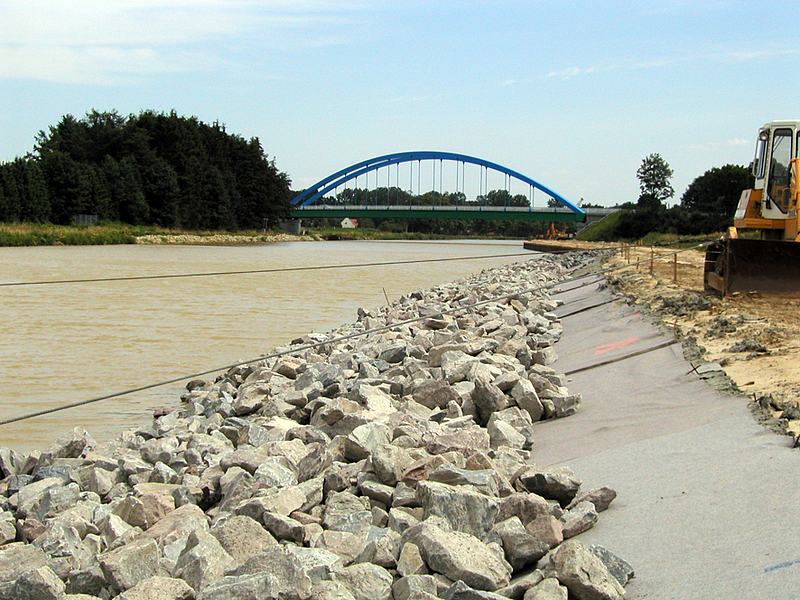 Flood protection: Geotextiles in precaution and reconstruction